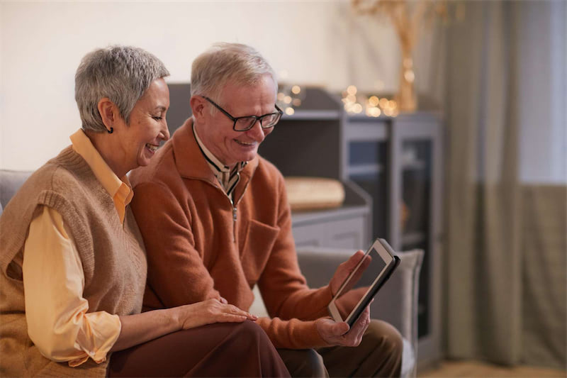 Helping Seniors with Technology: 3 Easy Tips - Avanlee Care Helping Seniors with Technology: 3 Easy Tips - Avanlee Care